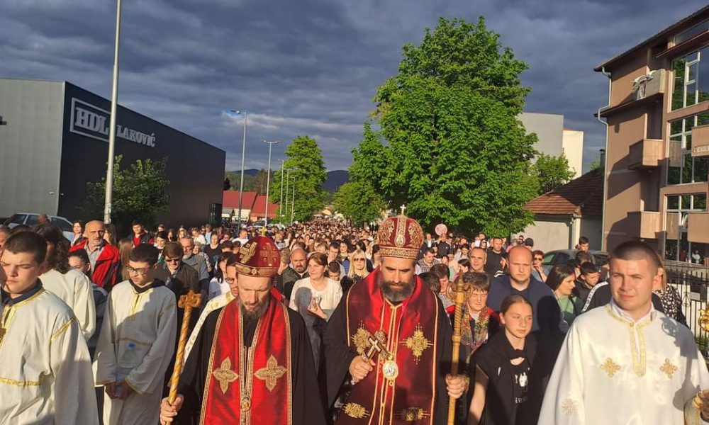 (VIDEO/FOTO) Na hiljade građana u Đurđevdanskoj litiji u Beranama ...